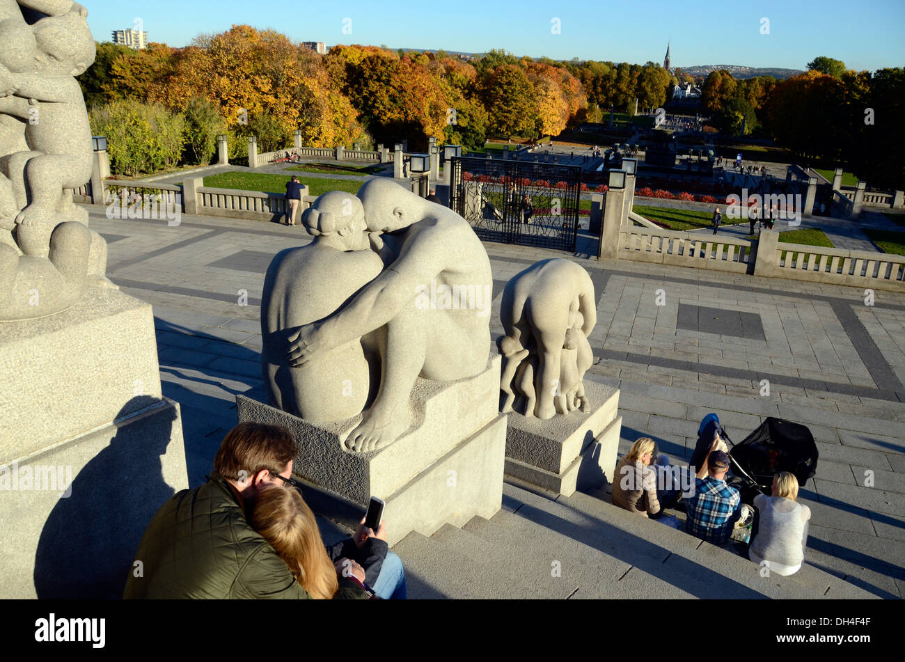 Parc de sculptures de Vigeland à Oslo avec le bronze et sculptures de granit du sculpteur ...