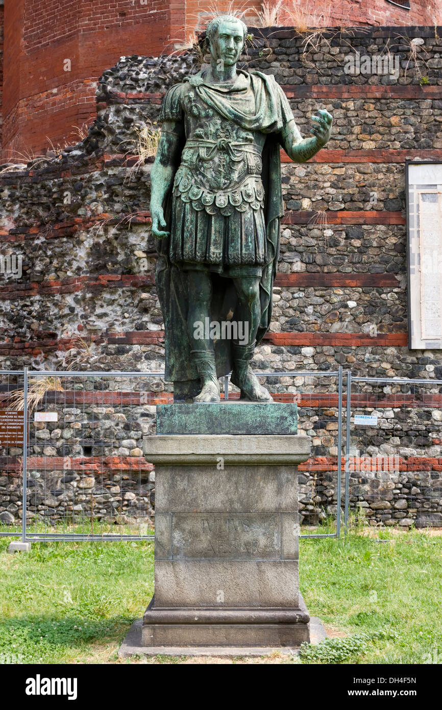 Statue de gaius julius caesar torino Banque de photographies et d ...