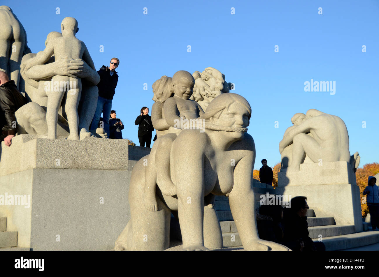 Parc de sculptures de Vigeland à Oslo avec le bronze et sculptures de granit du sculpteur ...