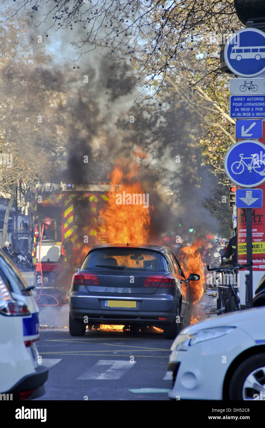 Voiture en feu dans la rue Banque de photographies et d’images à haute ...