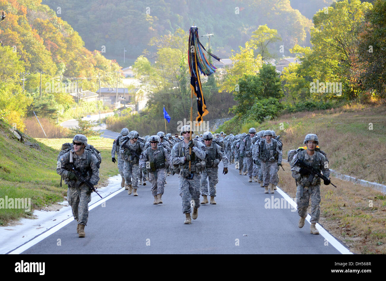 Avec les soldats du 2e Bataillon, 9e Régiment d'infanterie, 1st Armored ...