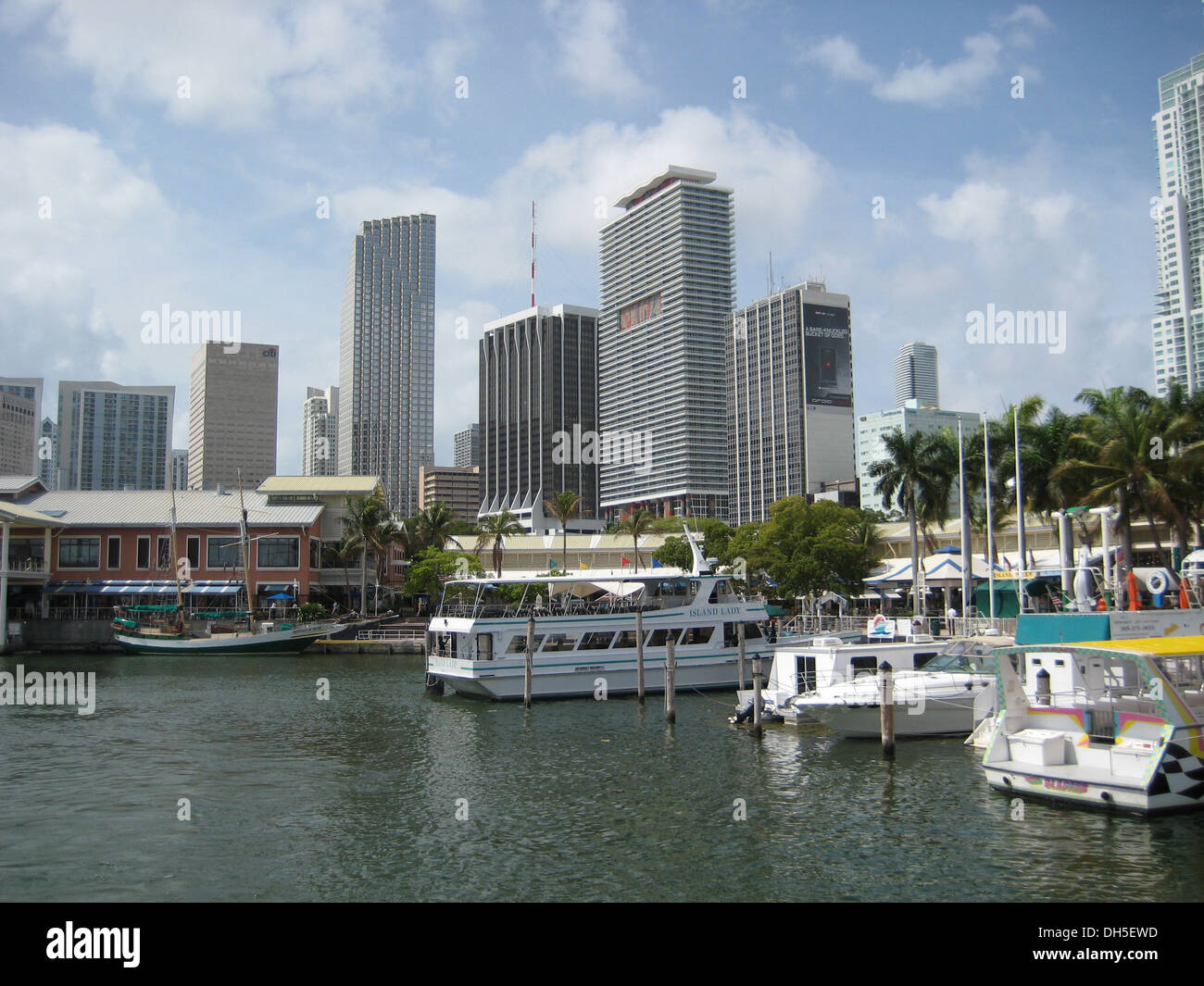 Le front de mer de Miami, qui met en valeur le paysage côtier ...