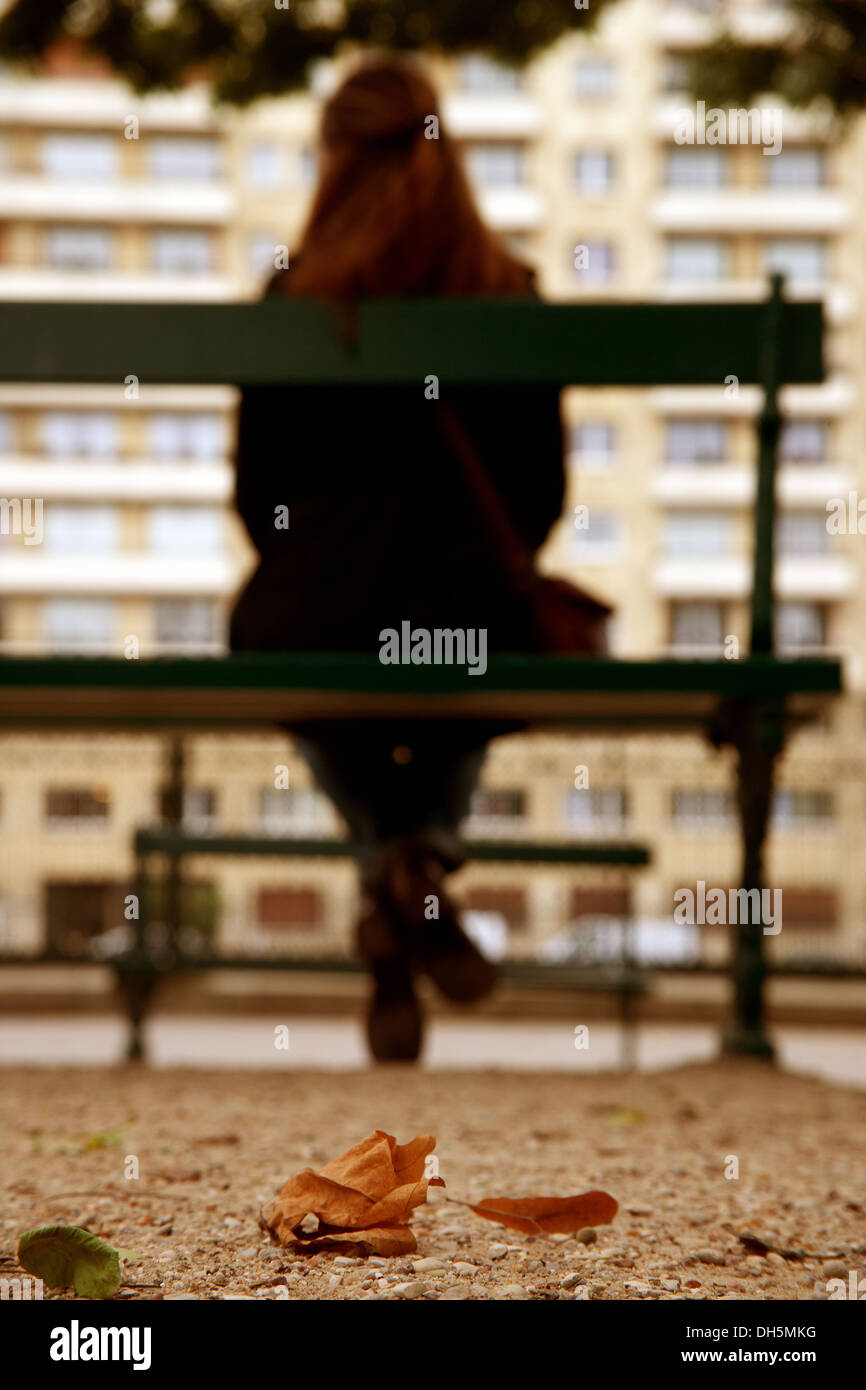 Femme Assise Sur Une Feuille Banque De Photographies Et Dimages à