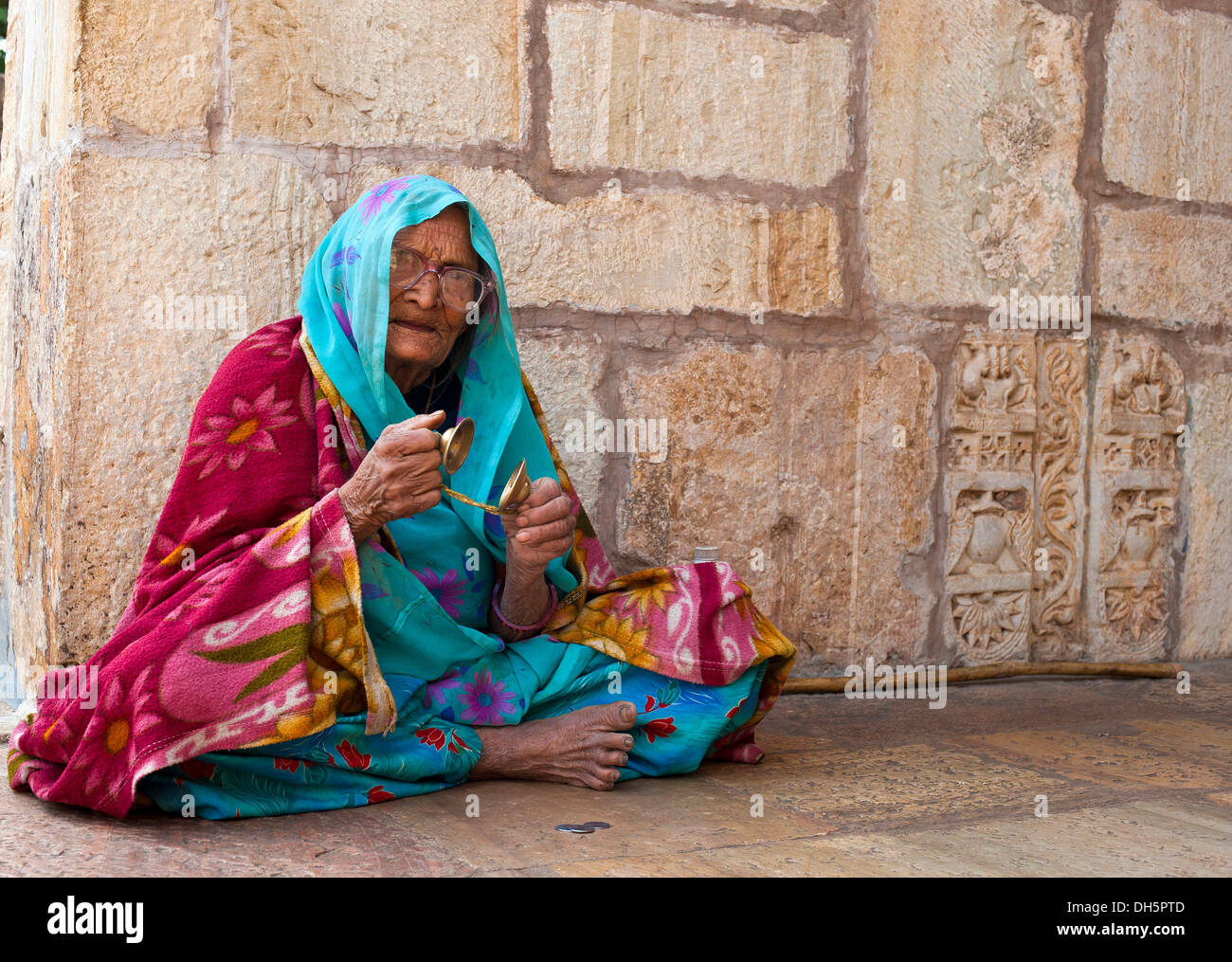 Indian women wearing saris Banque de photographies et d’images à haute ...