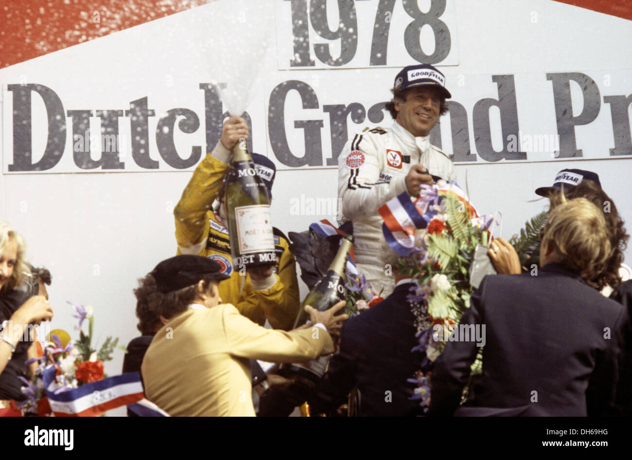 Le pilote Lotus Mario Andretti célèbre sa victoire dans un Lotus ...