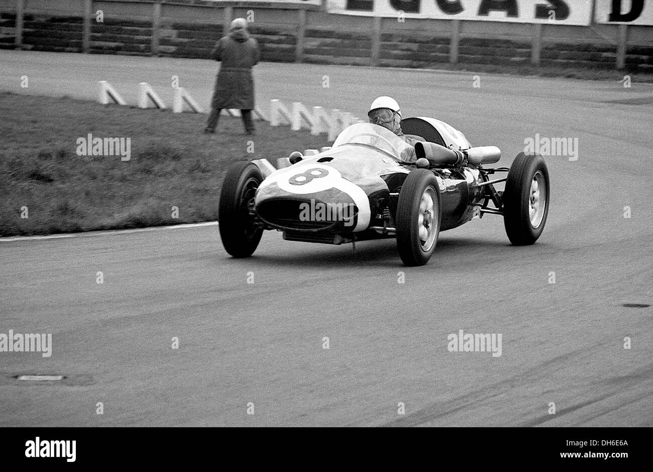 Maurice Trintignant dans une Borgward Cooper T51 racing à Aintree ...