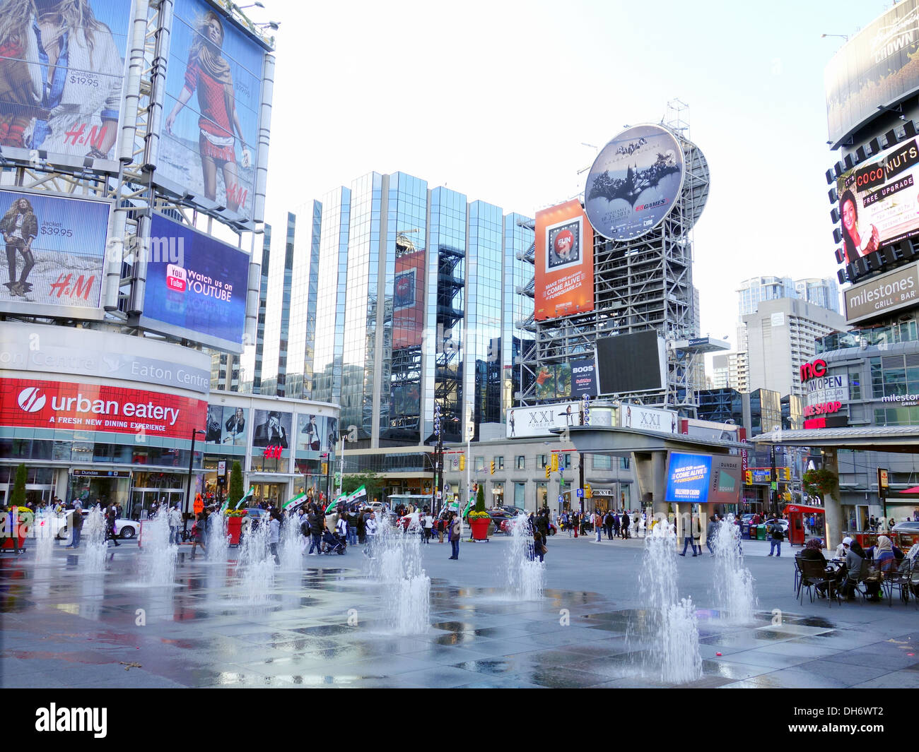 Toronto eaton centre yonge dundas square Banque de photographies et d ...