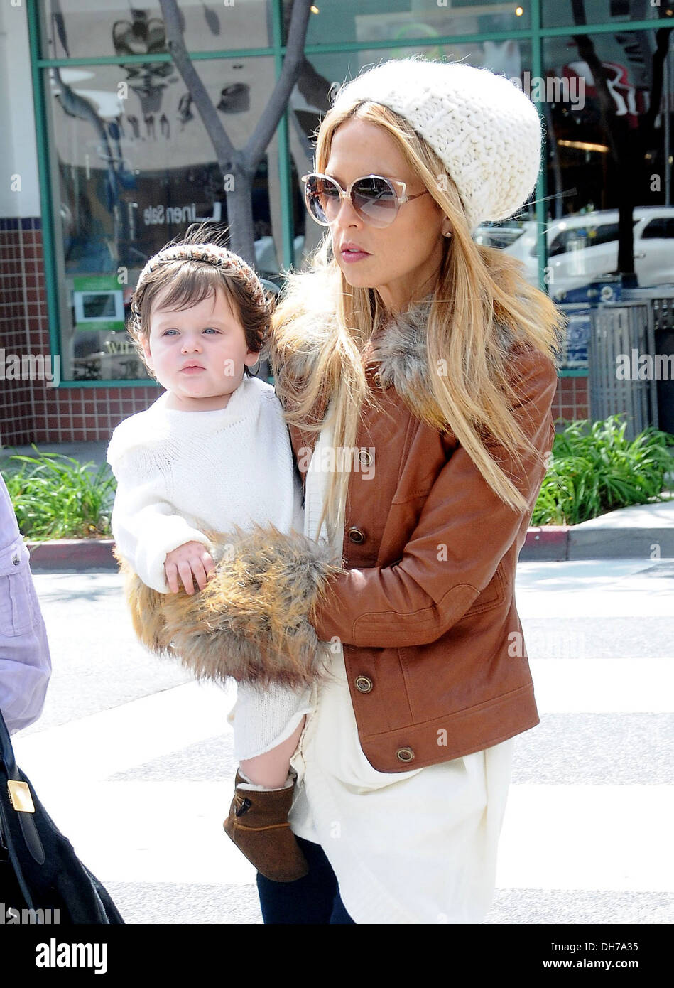 Rachel Zoe porte son fils dans ses bras tandis que Skyler dehors et ...