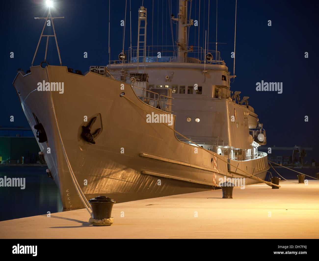 Navire ancré Banque de photographies et d’images à haute résolution - Alamy