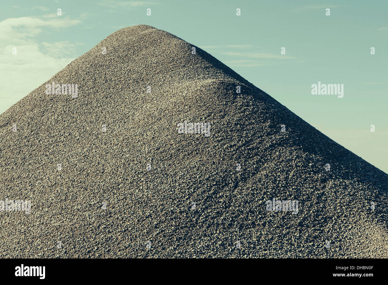 Un grand tas de gravier, les matériaux utilisés pour la construction et ...