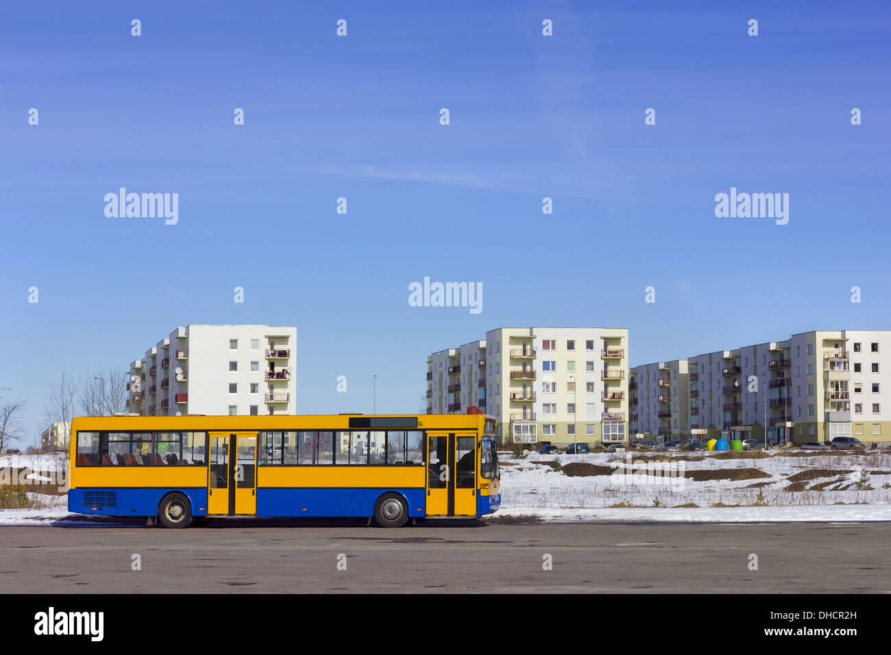 Yellow bus Banque de photographies et d’images à haute résolution - Alamy