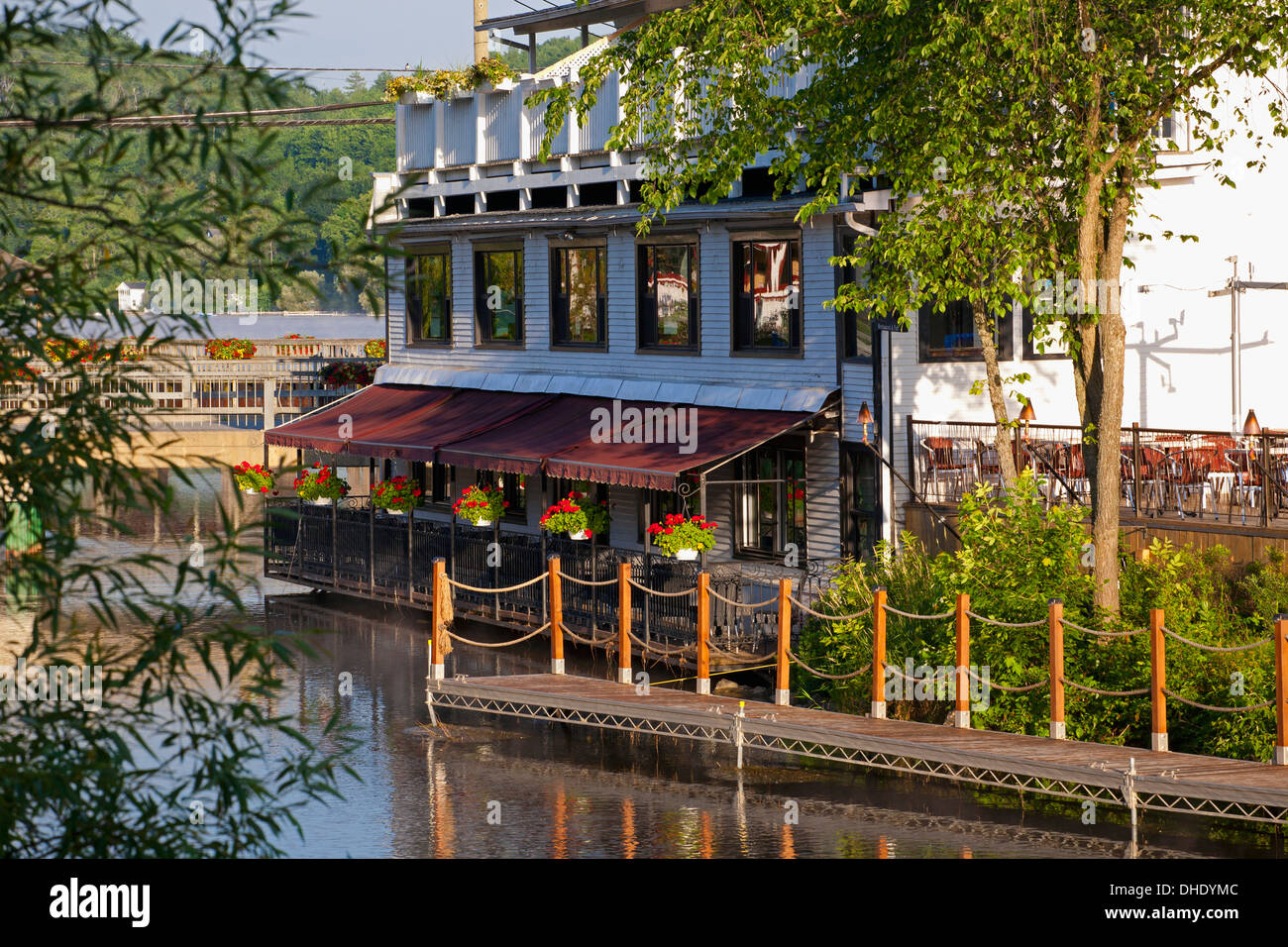 Restaurant terrasse à côté du lac Massawippi, North Hatley, Québec ...