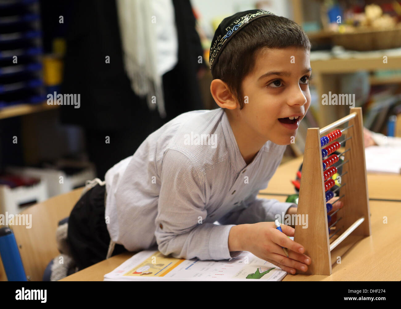 Jewish boy in class Banque de photographies et d’images à haute ...