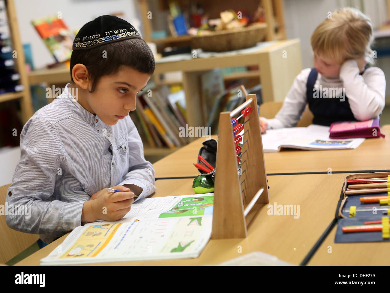 Jewish boy in class Banque de photographies et d’images à haute ...