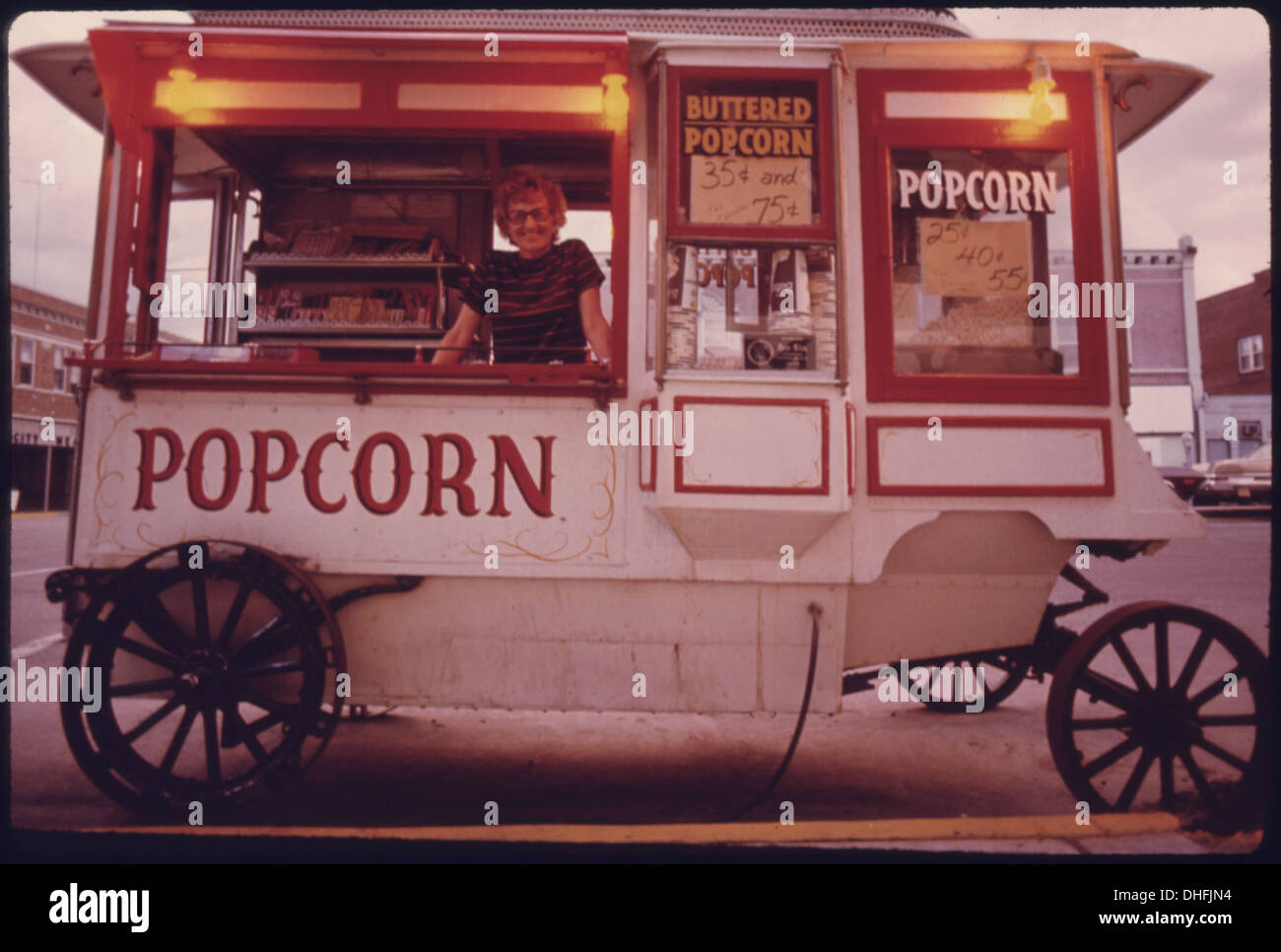 Cette image capture un stand de pop-corn vieux de 50 ans à New Ulm ...