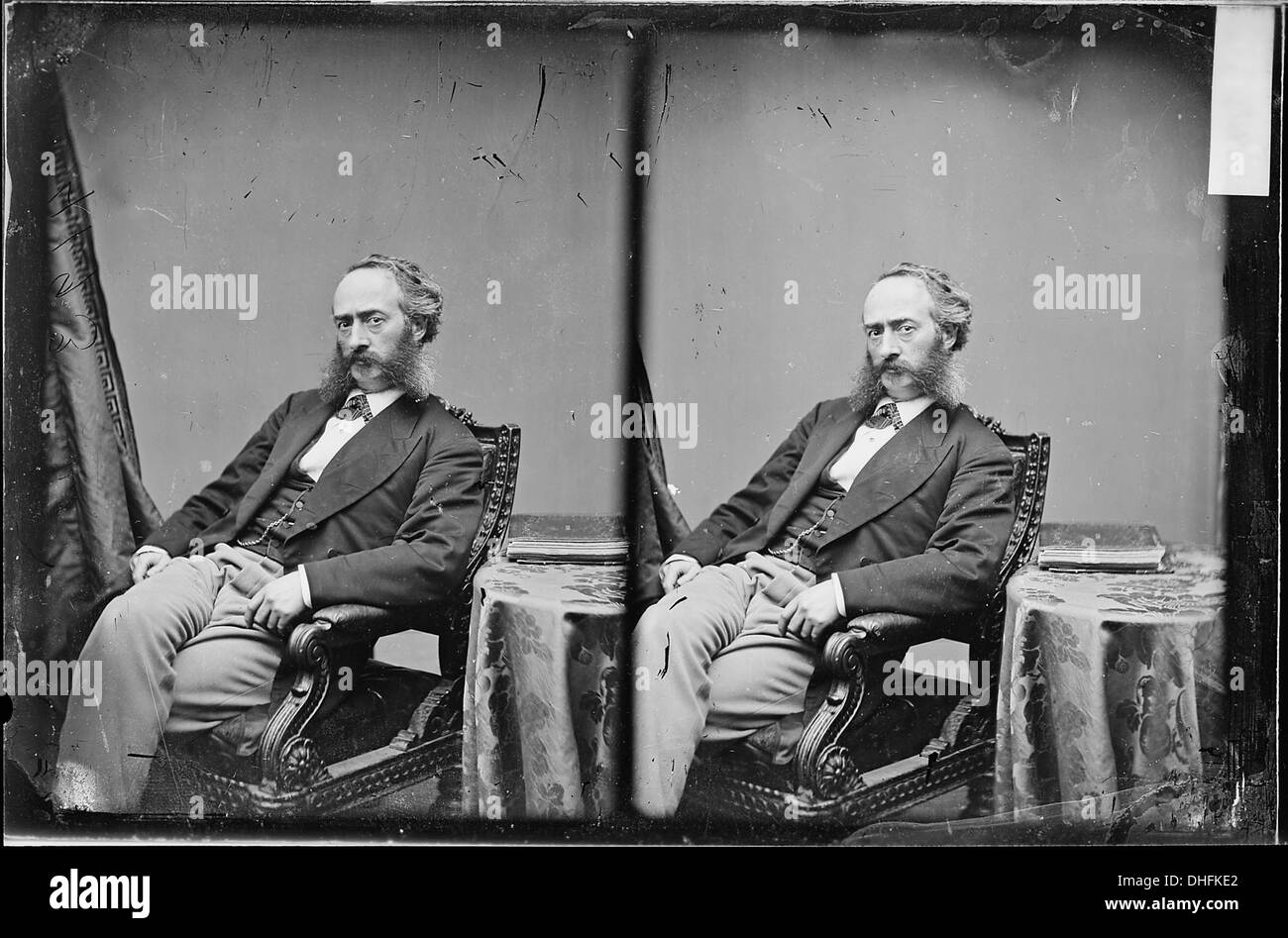 Cette photographie représente un gentleman en tenue formelle ...