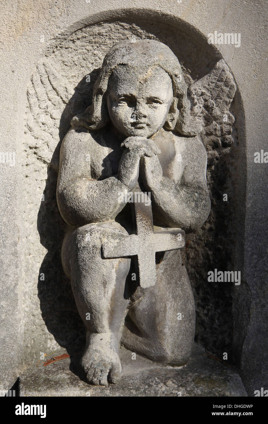 Statue de pierre ange pleurant Banque de photographies et d’images à ...