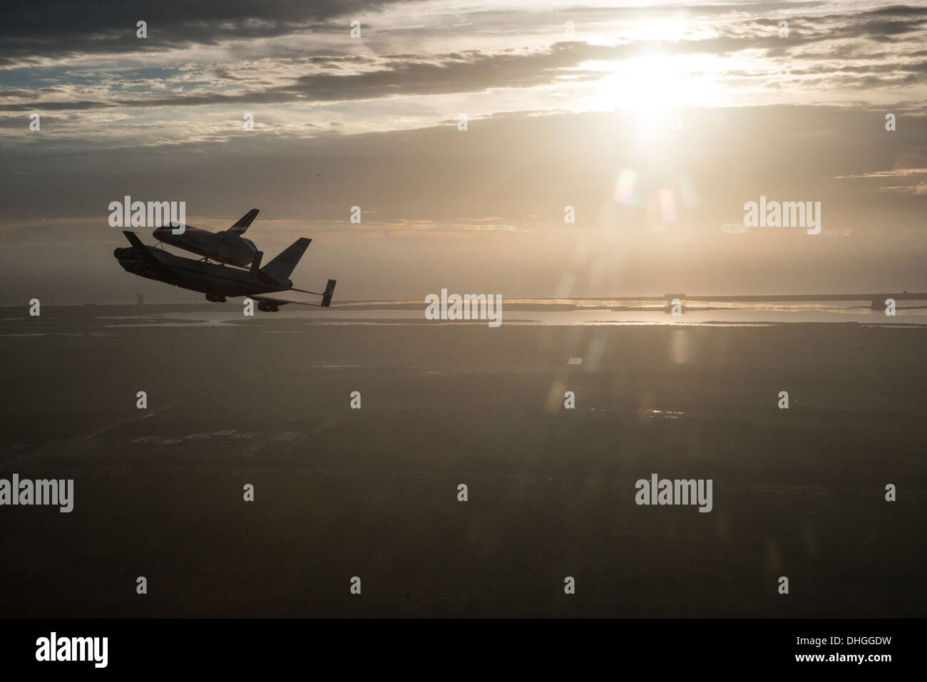 La navette spatiale Endeavour est transporté par la navette de la NASA ...