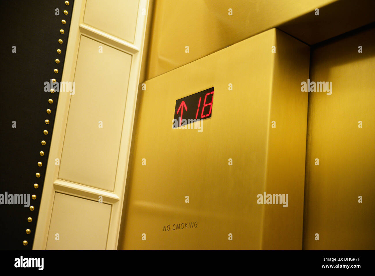Elevator floor indicator Banque de photographies et d’images à haute résolution - Alamy