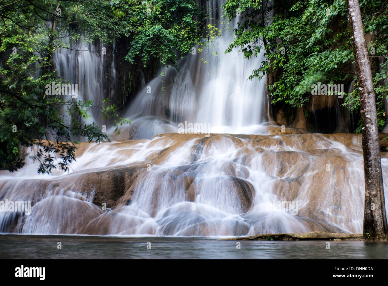 Cascade de sai yok noi Banque de photographies et d’images à haute ...