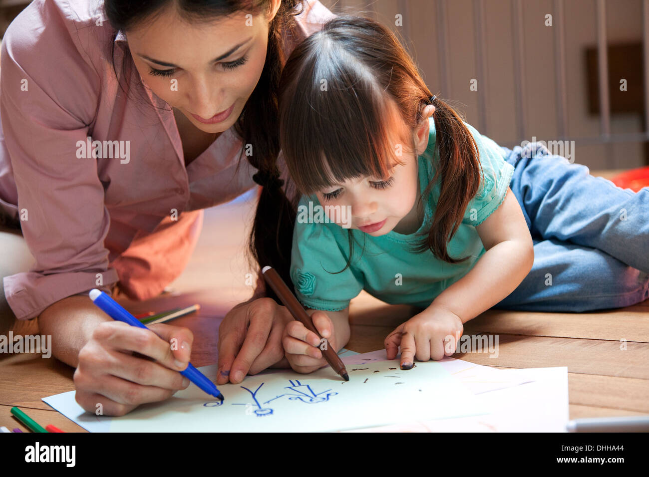 Enfant Dessin Sol Banque De Photographies Et Dimages à Haute