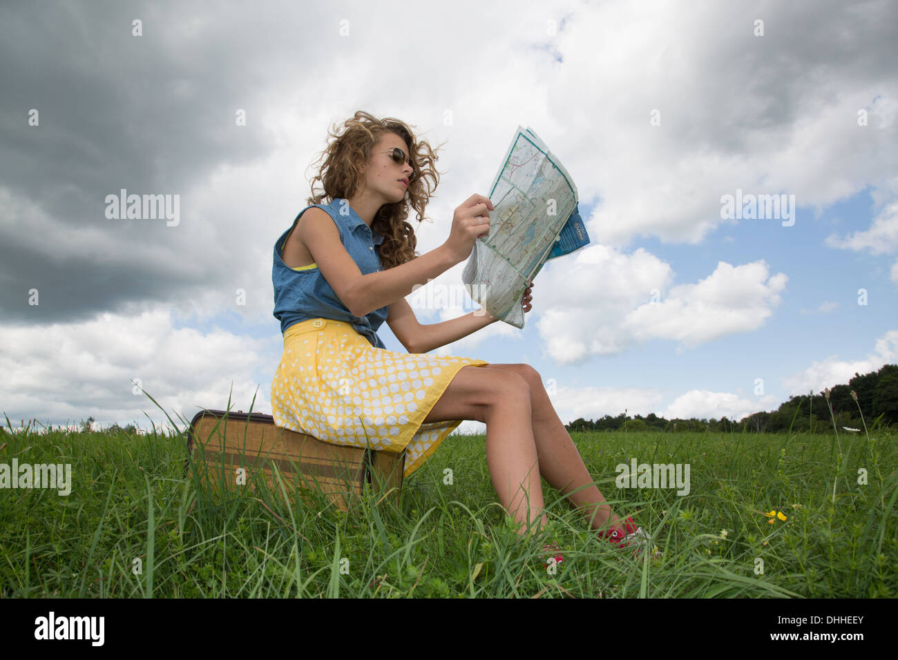 Girl reading map Banque de photographies et d’images à haute résolution ...