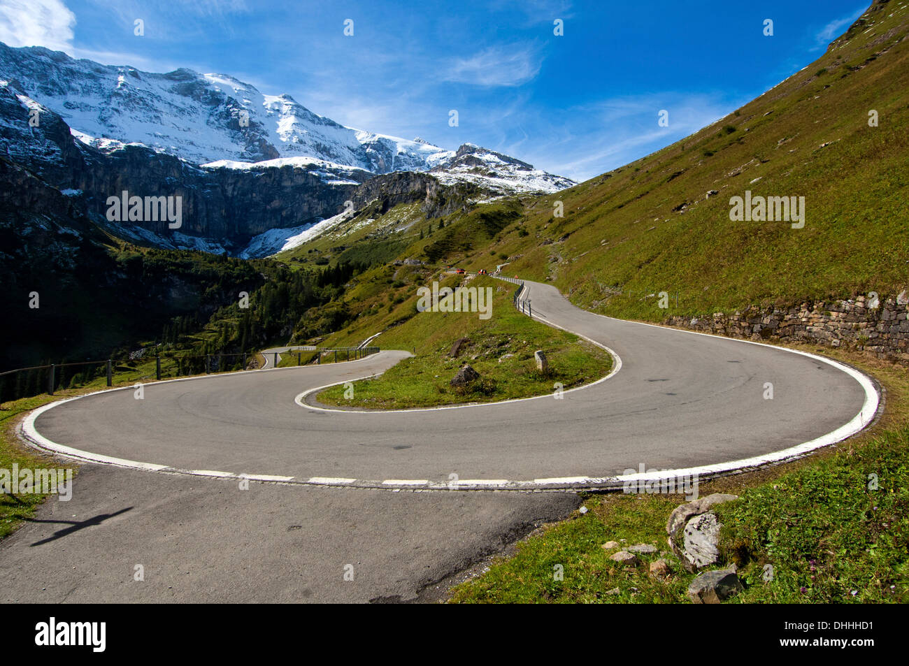 Route de montagne, virage en épingle à la Klausen passent devant les ...