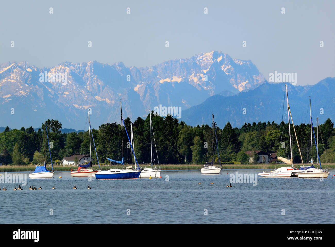 Lac starnberg en face de wetterstein avec zugspitze Banque de photographies et d’images à haute ...