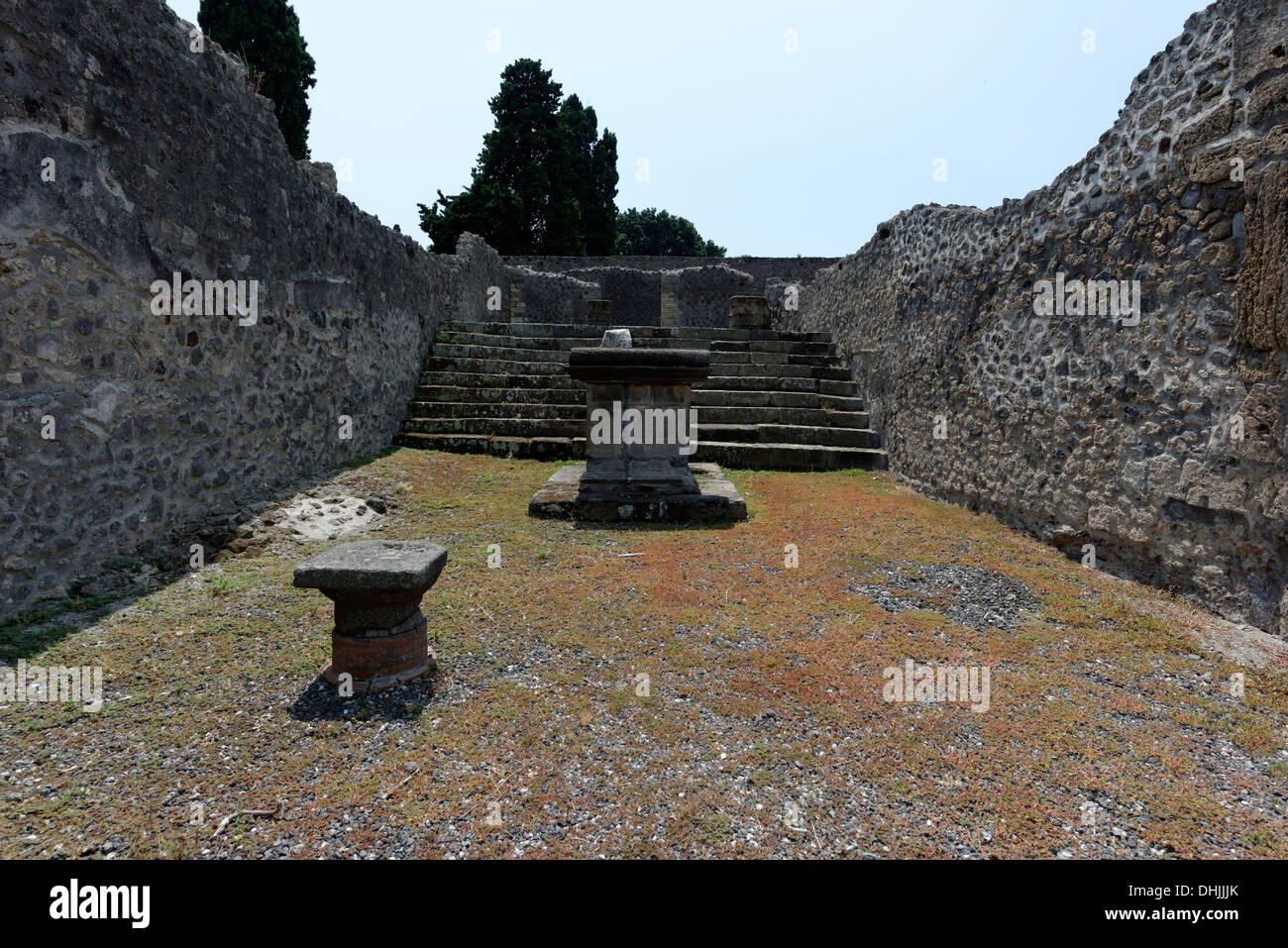 Vue sur la cour avec autel et les escaliers menant au temple d'Esculape ...