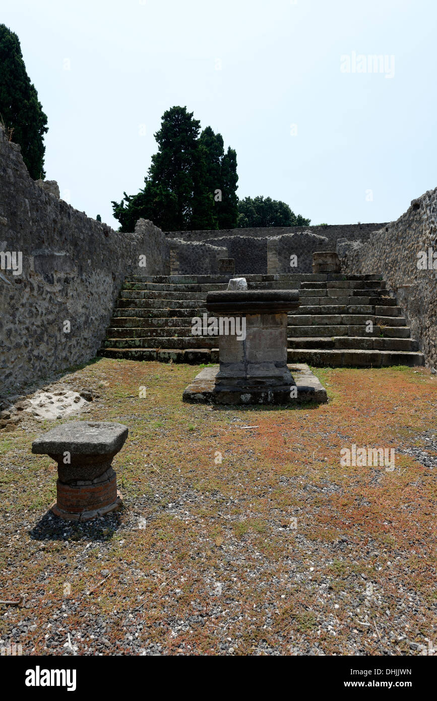 Vue sur la cour avec autel et les escaliers menant au temple d'Esculape ...
