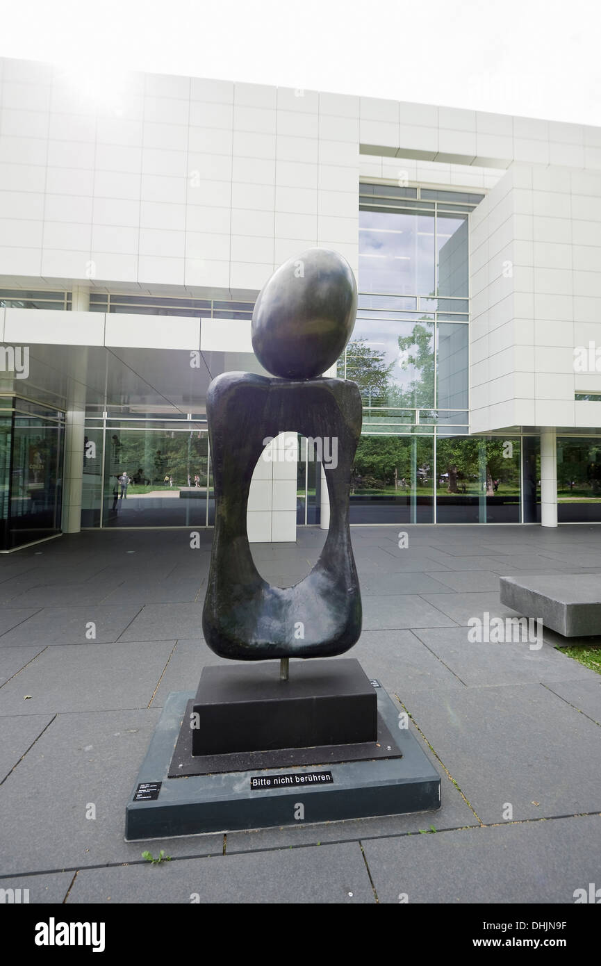 Sculpture de Joan Miro à l'avant du musée Frieder Burda, architecte ...