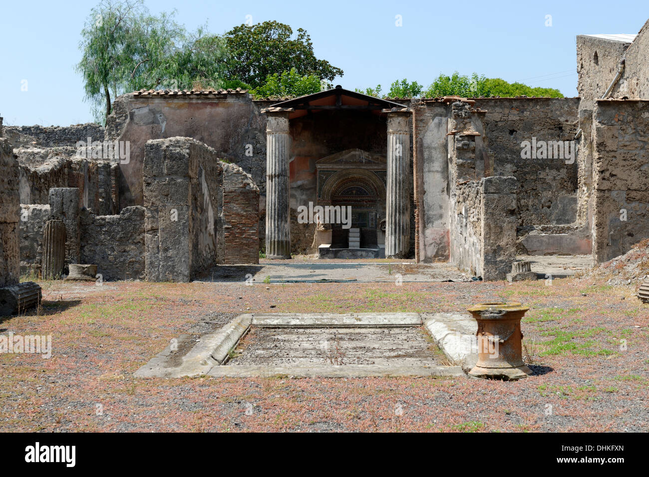 La recherche à travers l'atrium en impluvium, tablinum de la fontaine à ...