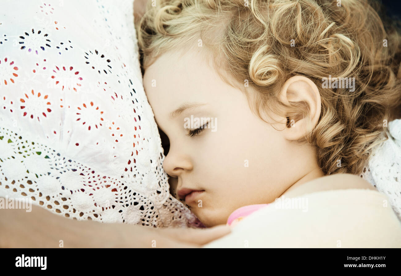 Mère Et Fille Sur Canapé Banque De Photographies Et Dimages à Haute