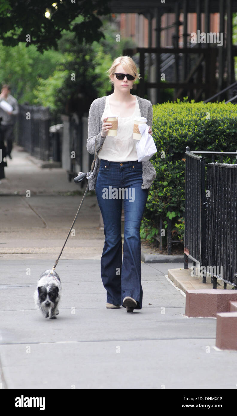 Emma Stone s'arrête pour prendre un café tandis que dehors promener son ...