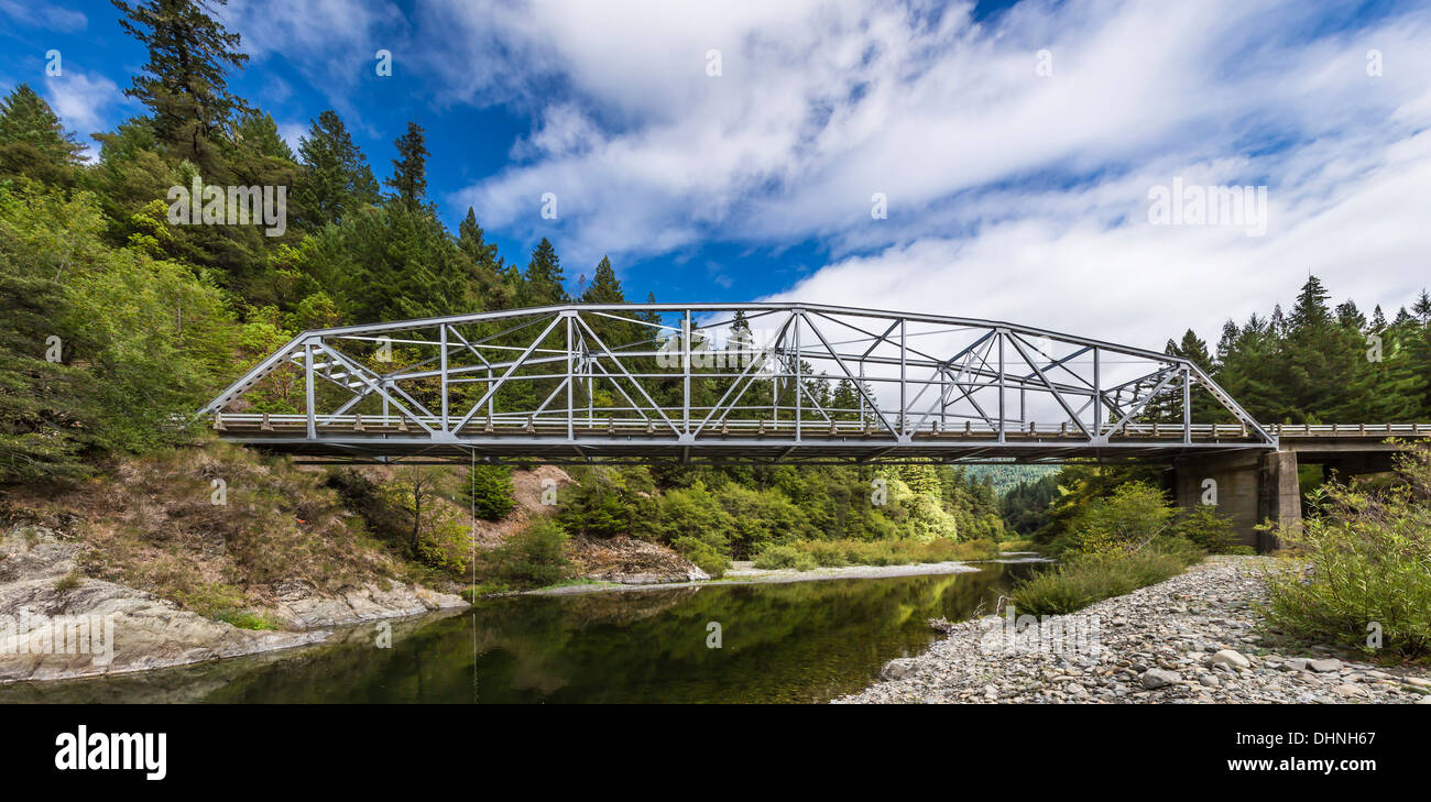 Pont en poutre en treillis Banque de photographies et d’images à haute ...