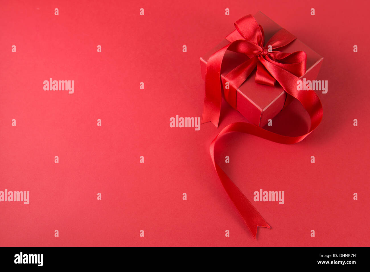 Cadeau rouge Banque de photographies et d’images à haute résolution - Alamy