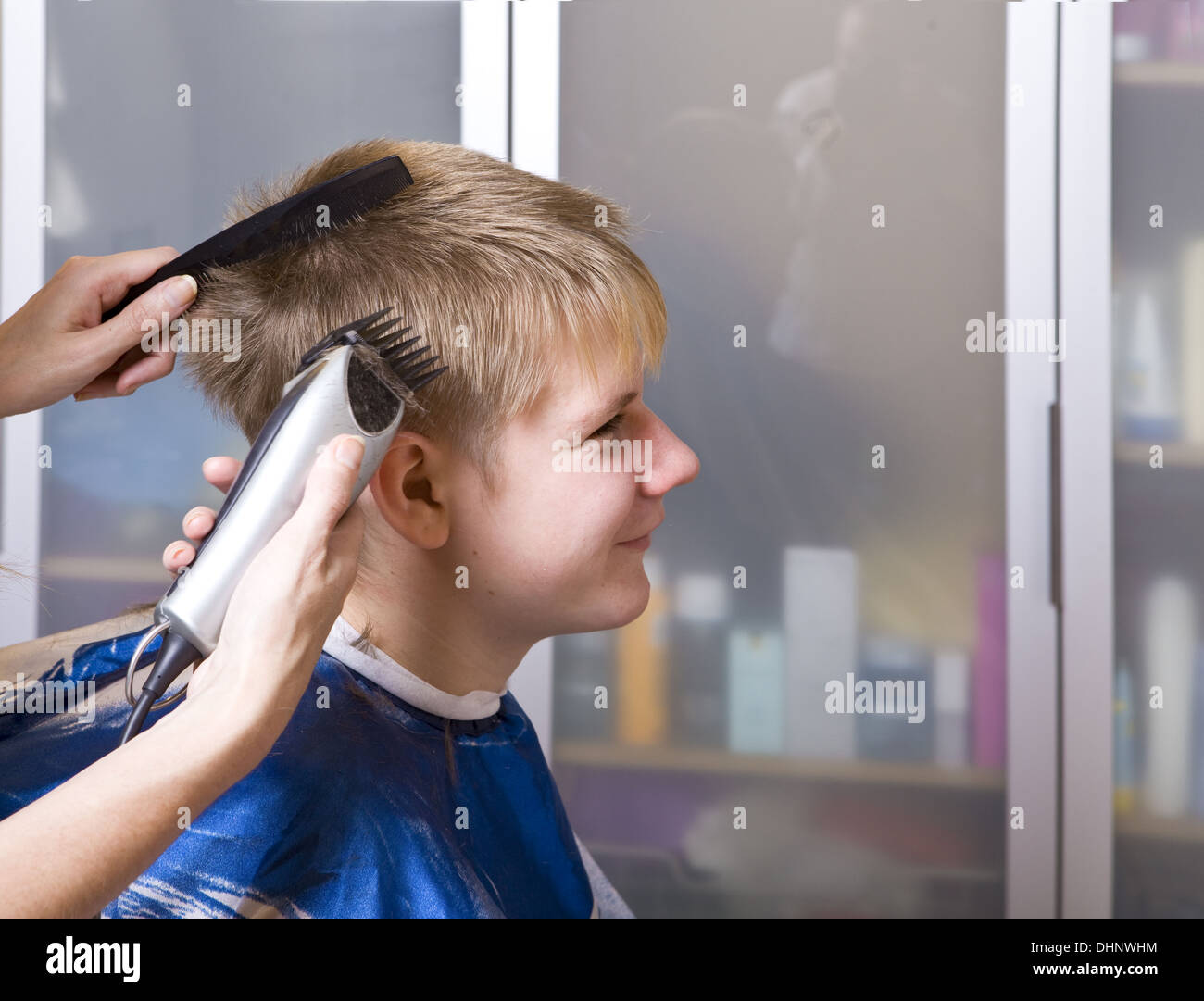 Teenager is shaving Banque de photographies et d’images à haute ...