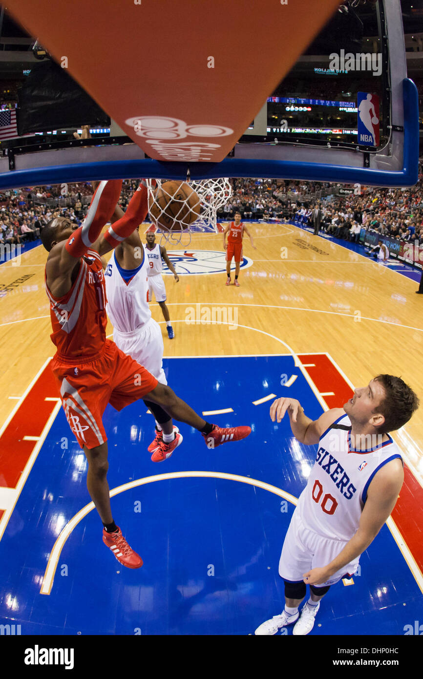 13 novembre 2013 : Houston Rockets power Dwight Howard avant (12) dunks ...