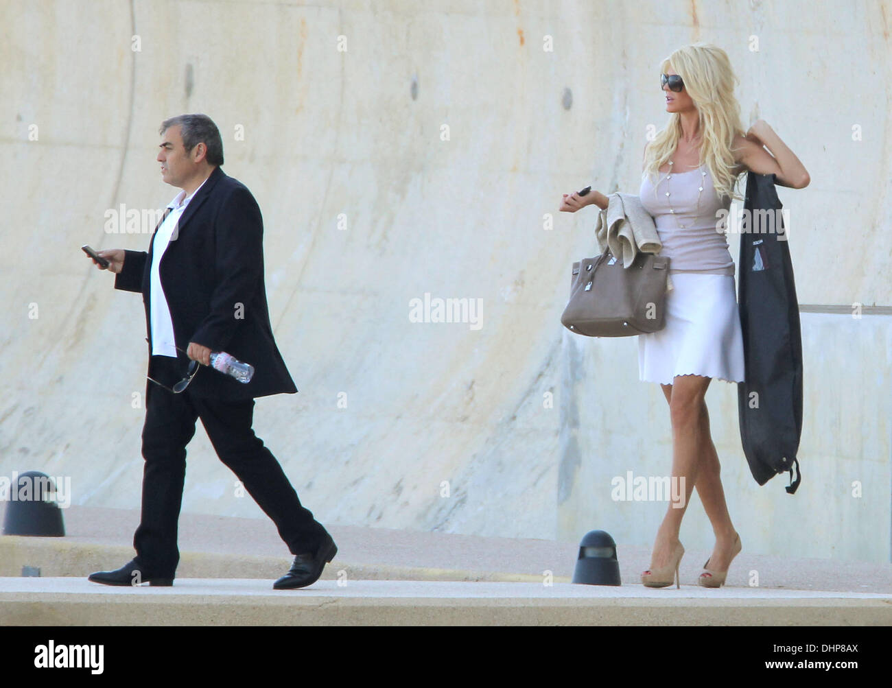Victoria Silvstedt modèle et son ami Maurice Simard balade le long du ...