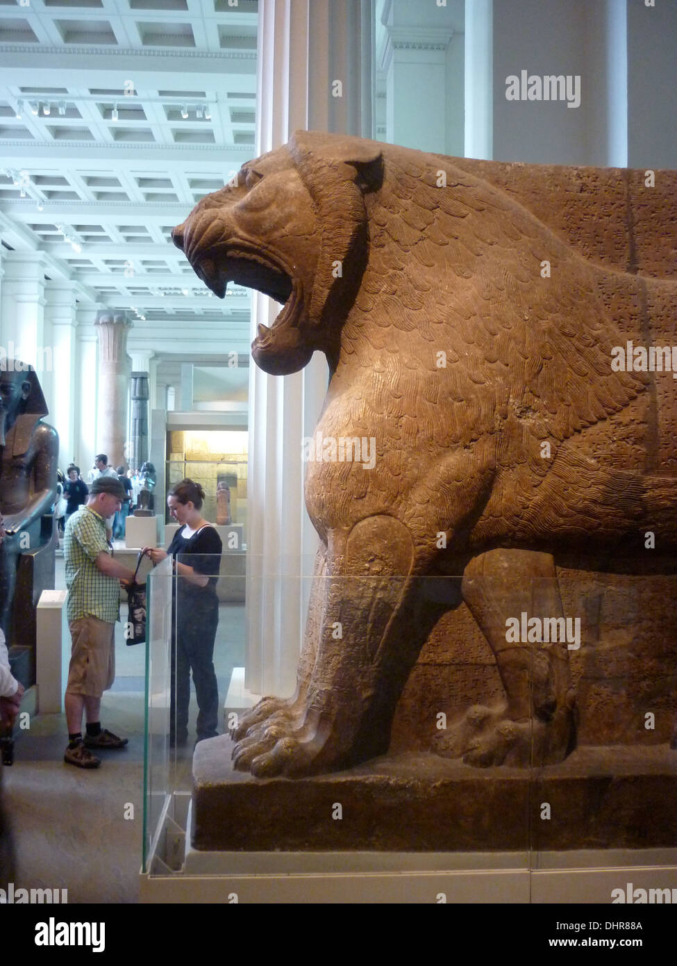 Statue d'un lion dans le British Museum de Nimrud / Kalhu ancient Iraq ...