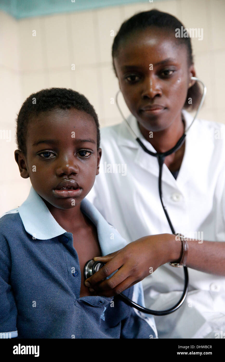 Enfant africain malade Banque de photographies et d’images à haute ...