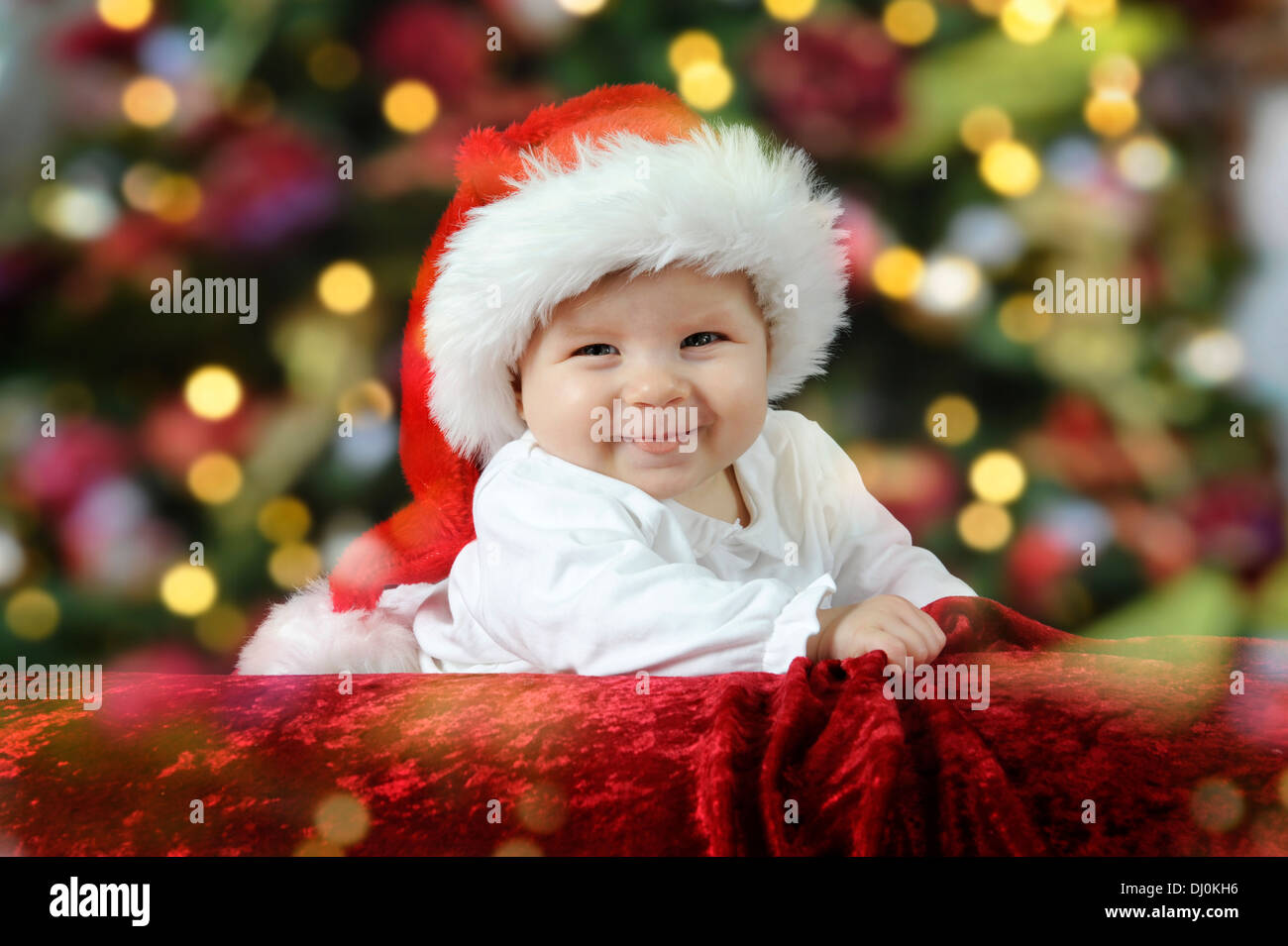 Petit Père Noël avec bébé hat allongé sur son ventre Photo Stock - Alamy