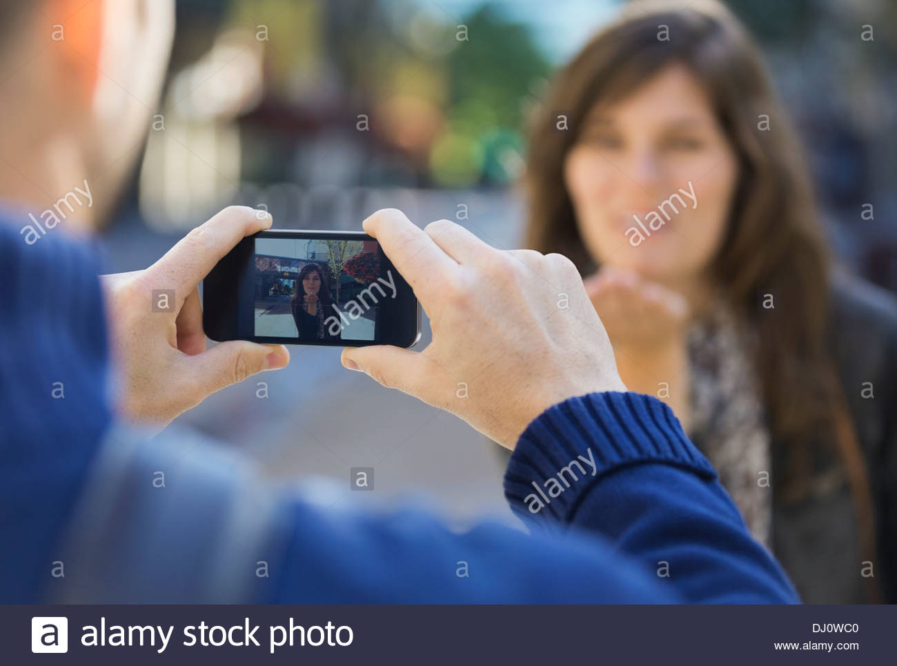 Couple Montrant Une Photo Banque De Photographies Et Dimages à Haute