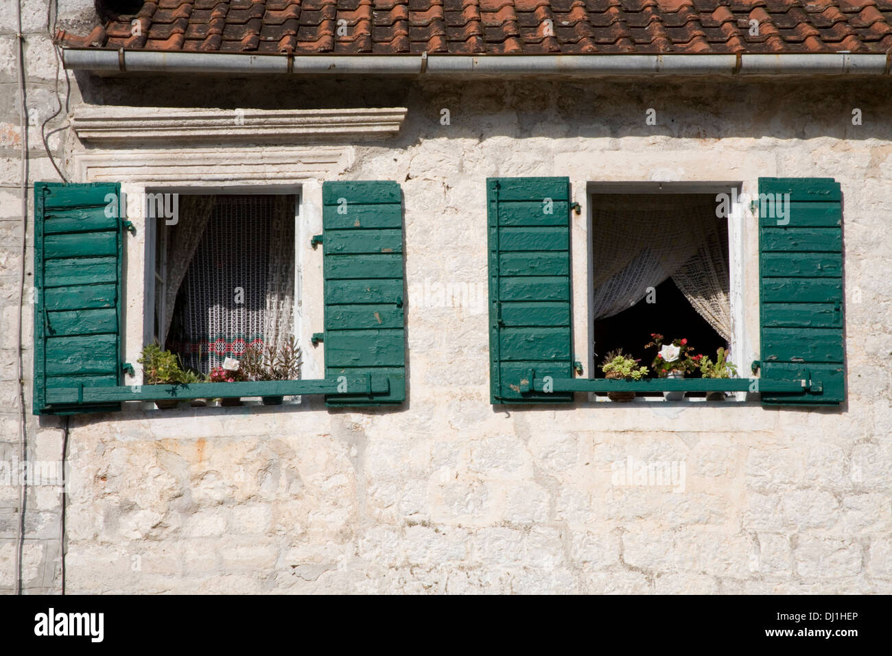 Maison en pierre aux volets verts Banque de photographies et d’images à ...