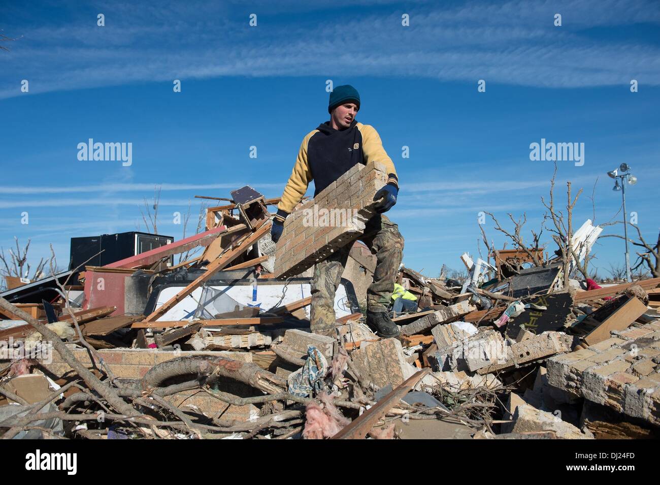 Washington, IL, USA. 19 nov., 2013. Chase Sharp aide une famille amis ...