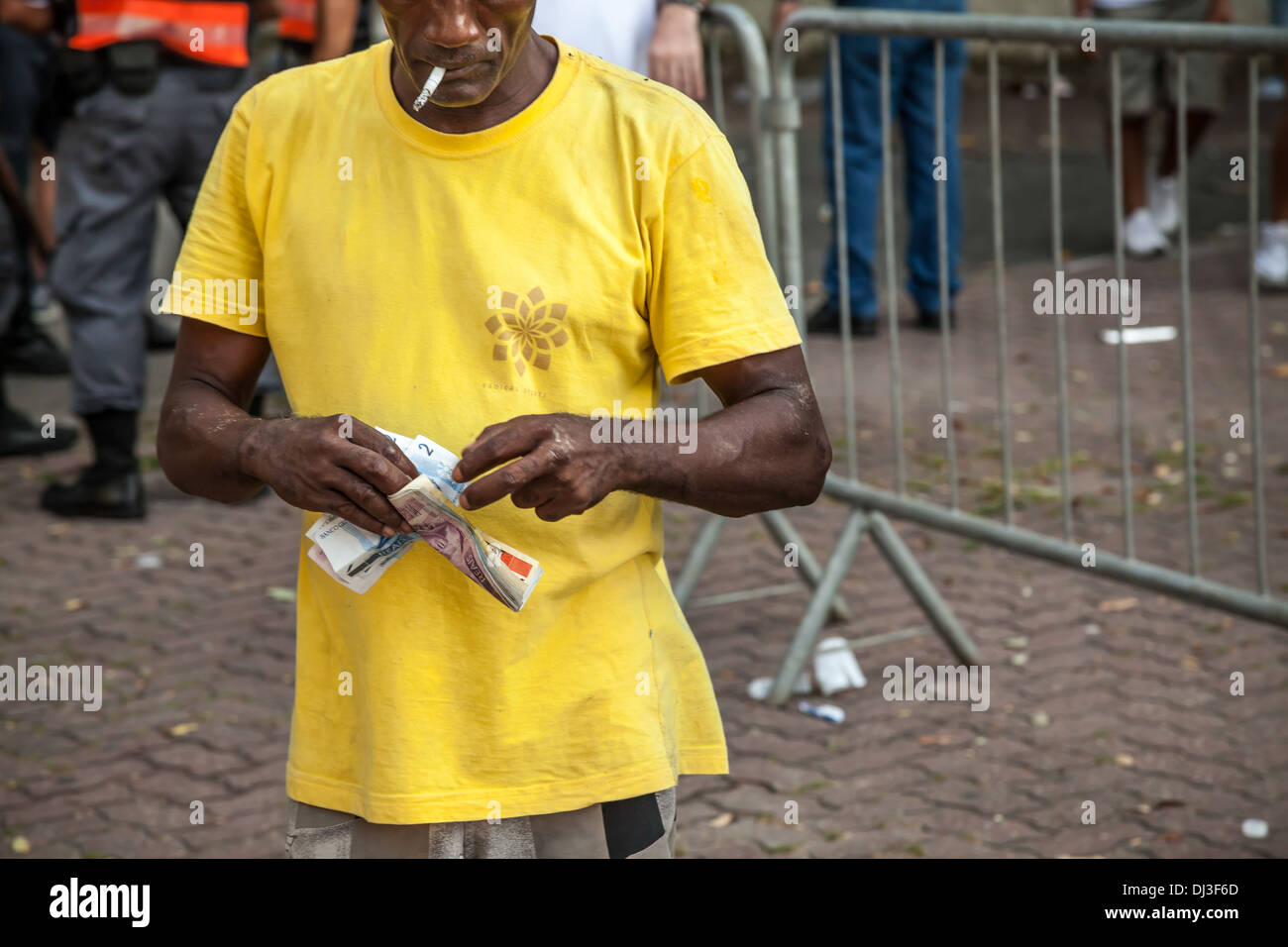 Un billet de trésorerie compte ses touter tandis qu'à la recherche ...