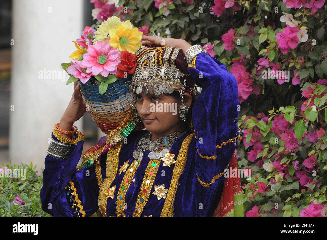 Fille avec costume traditionnel Banque de photographies et d’images à ...
