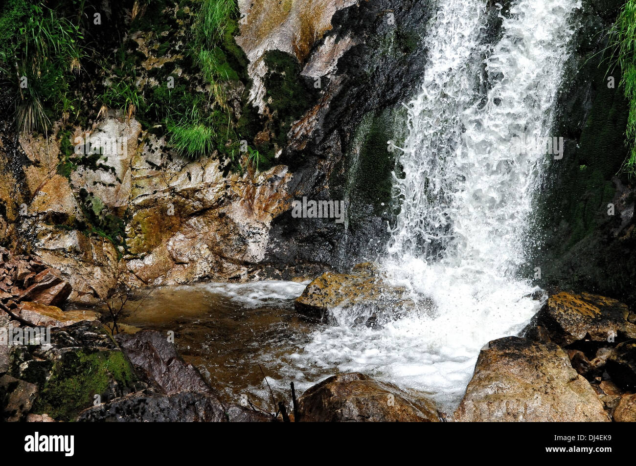 Cascades sur les rochers Banque de photographies et d’images à haute ...