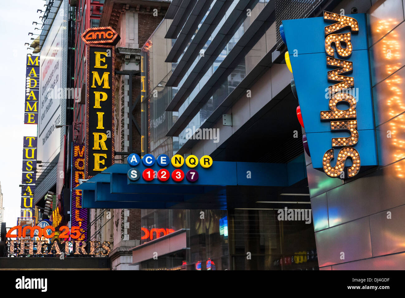 Times square subway station entrance Banque de photographies et d ...