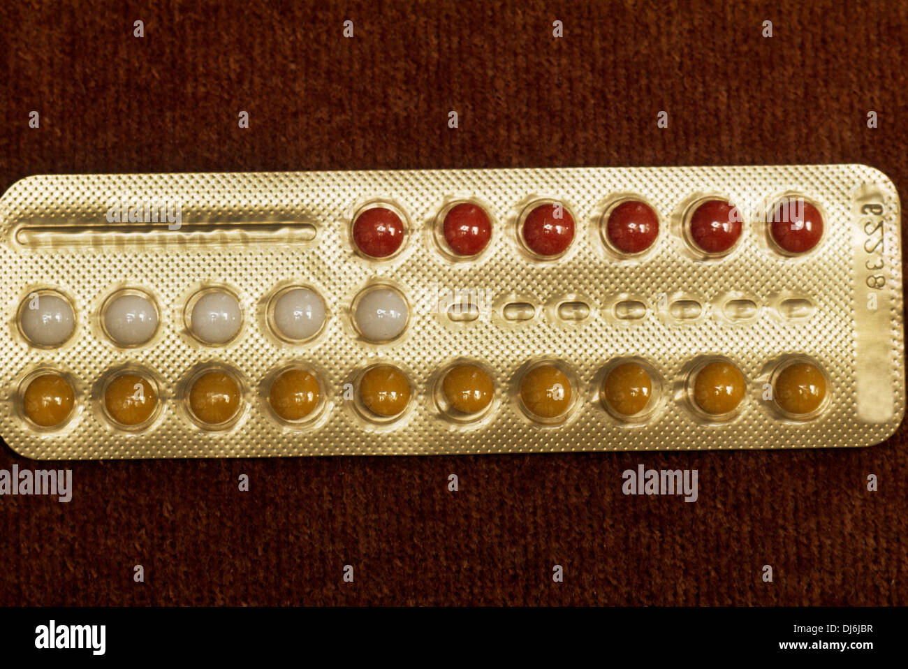 Pilule contraceptive, de trois couleurs différentes Photo Stock - Alamy